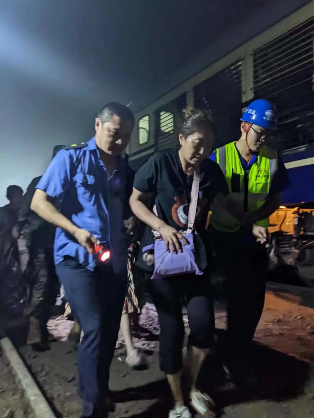 现场直击！K396次、Z180次、K1178次列车旅客转运纪实-广东台荔枝网