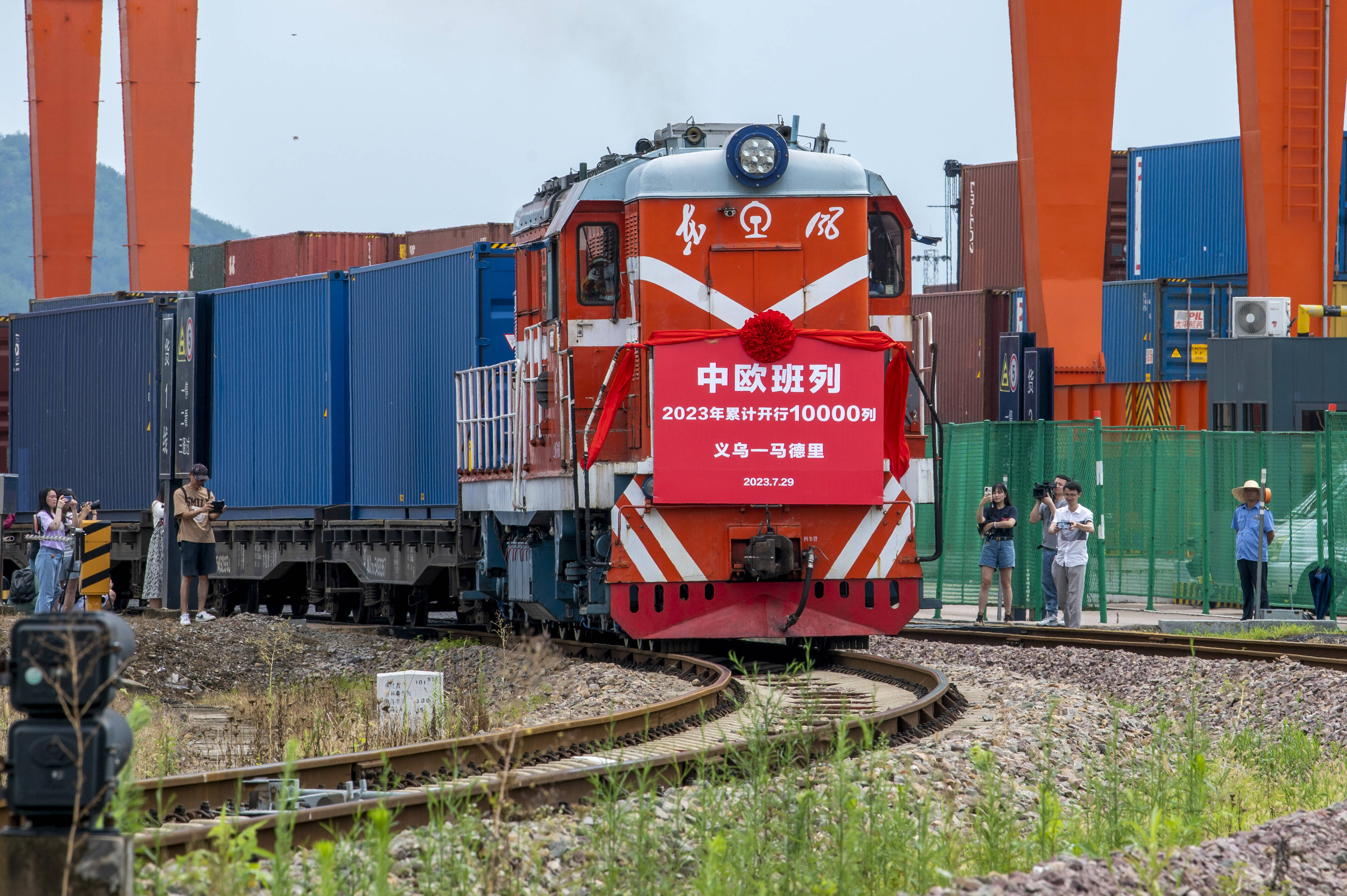 “一带一路”金枢纽｜“义新欧”织就“一带一路”金丝带-广东台荔枝网