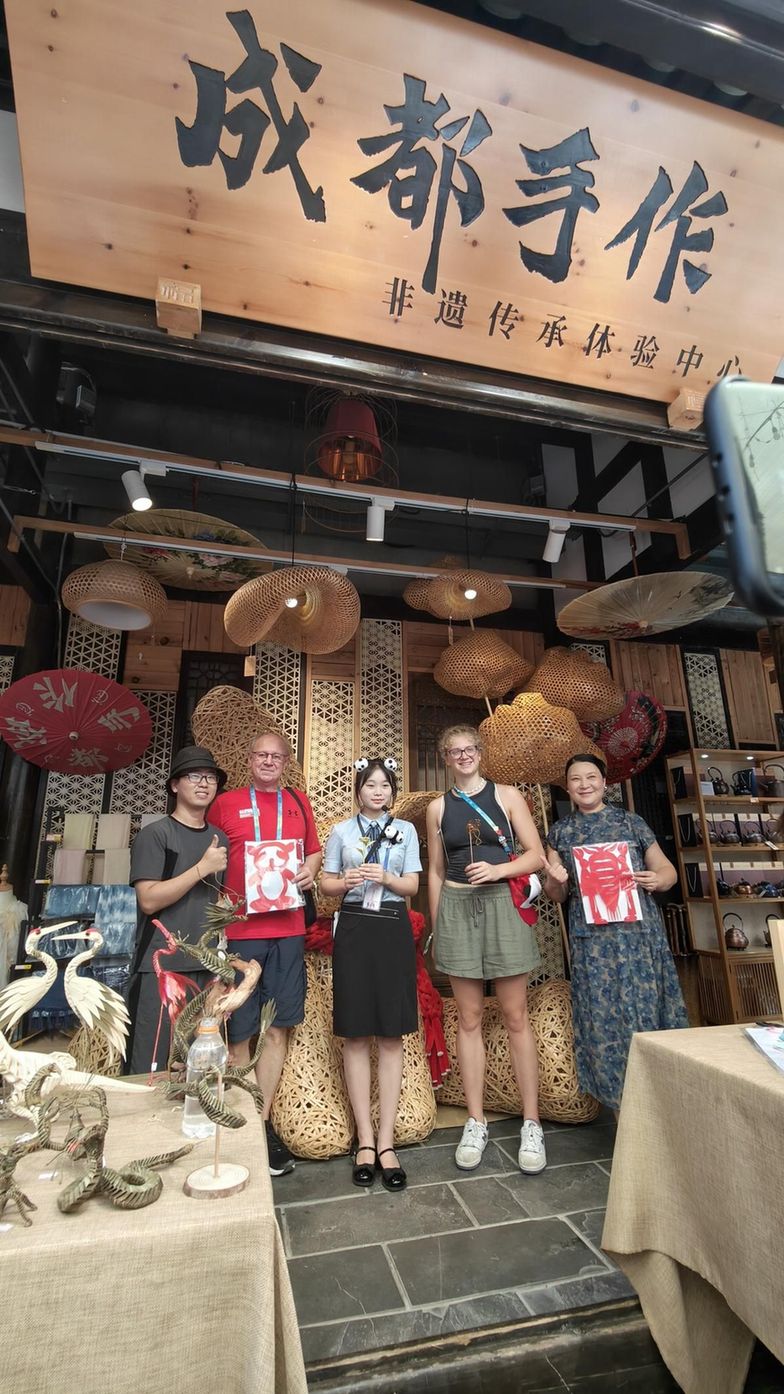 成都大运会丨与非遗“撞个满怀” 外籍运动员打卡中国传统文化-荔枝网